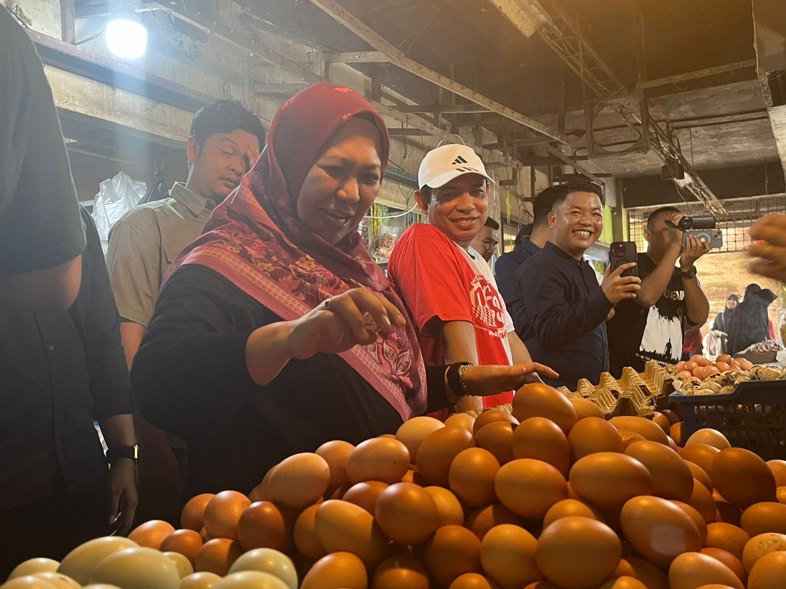 Bersama Para Pejabat dan ASN, Walikota dampingi Istri Belanja di dalam ...